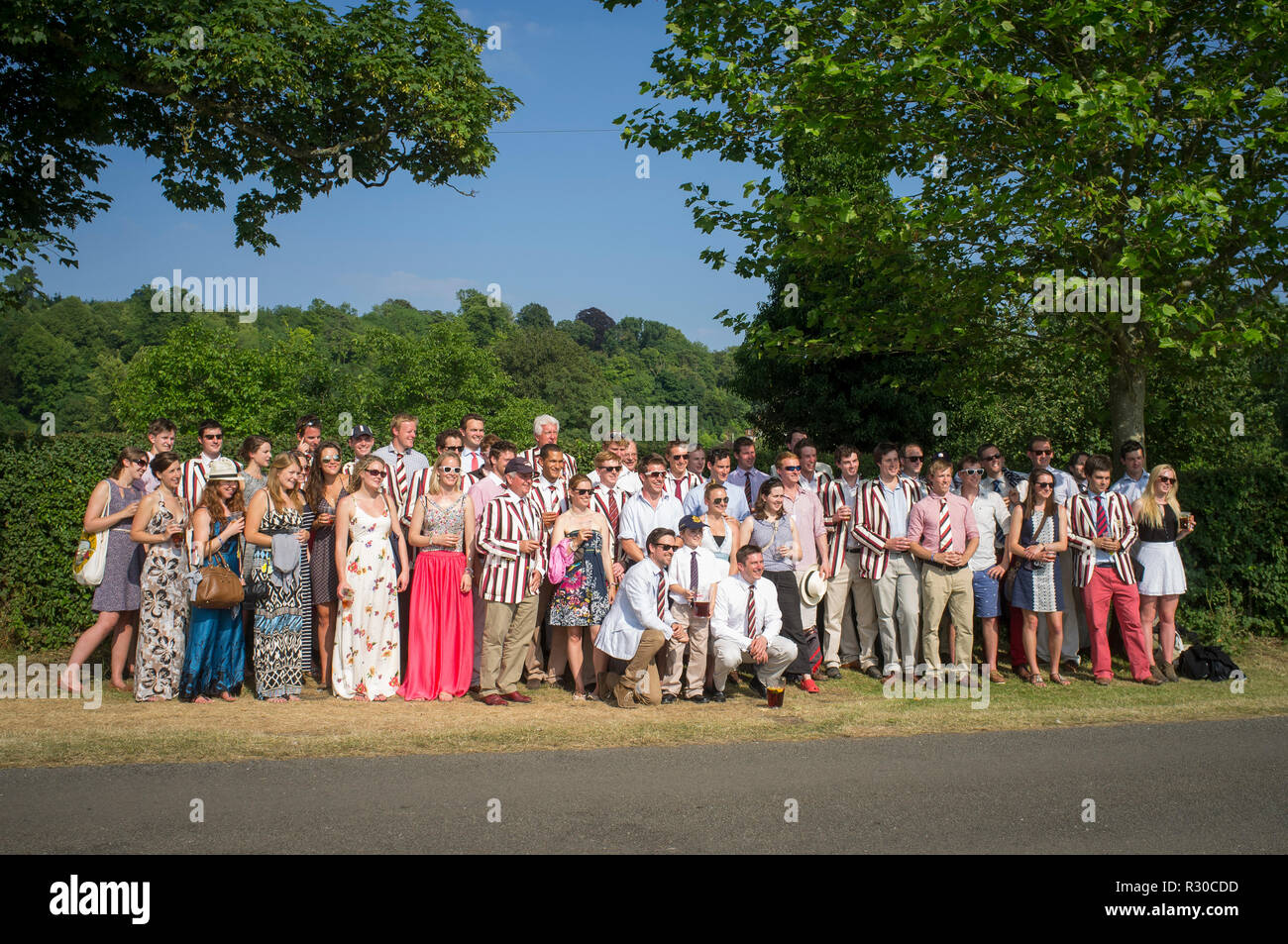 Eine Gruppe posieren für ein Foto mit Rot, Weiß und Schwarz Gestreifte ...
