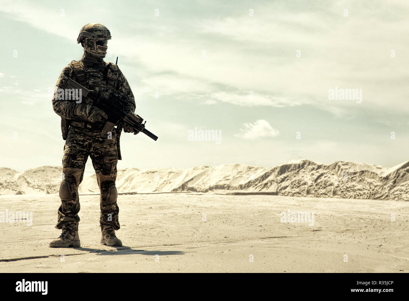 Special Operations Forces Soldat in der Tarnung combat Uniform, Helm ...