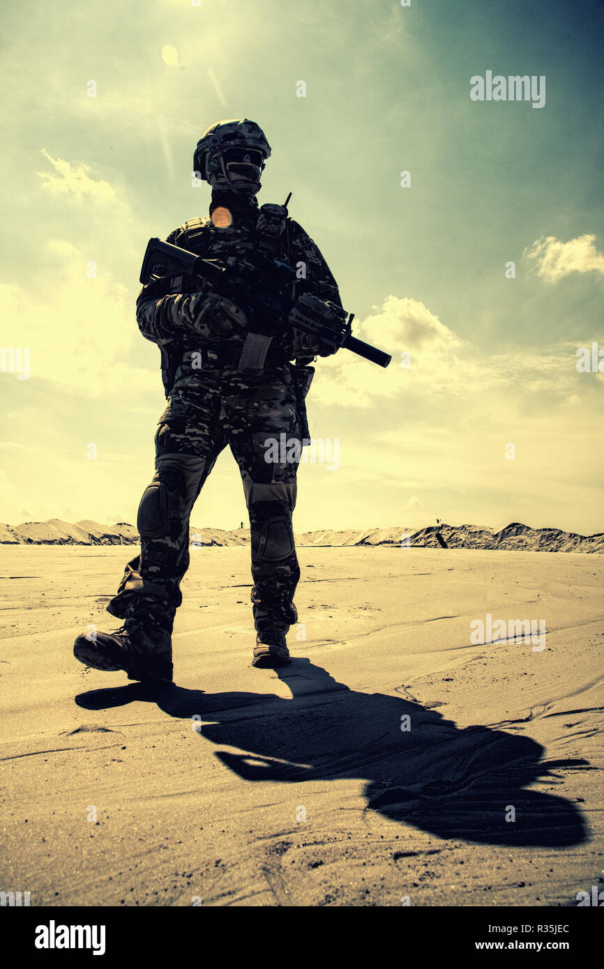 Special Operations Forces Soldat in der Tarnung combat Uniform, Helm ...