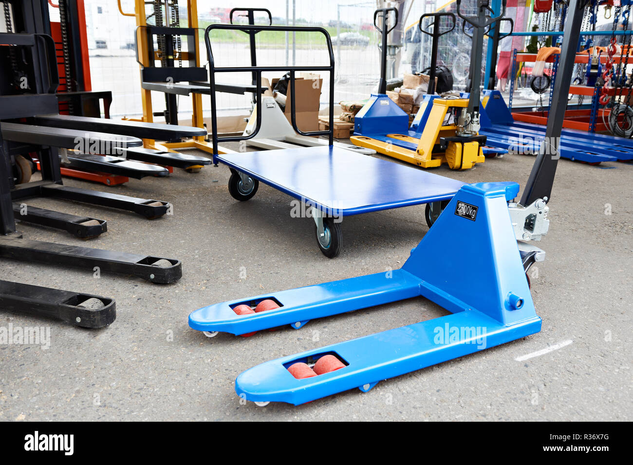 Manual pallet truck -Fotos und -Bildmaterial in hoher Auflösung – Alamy