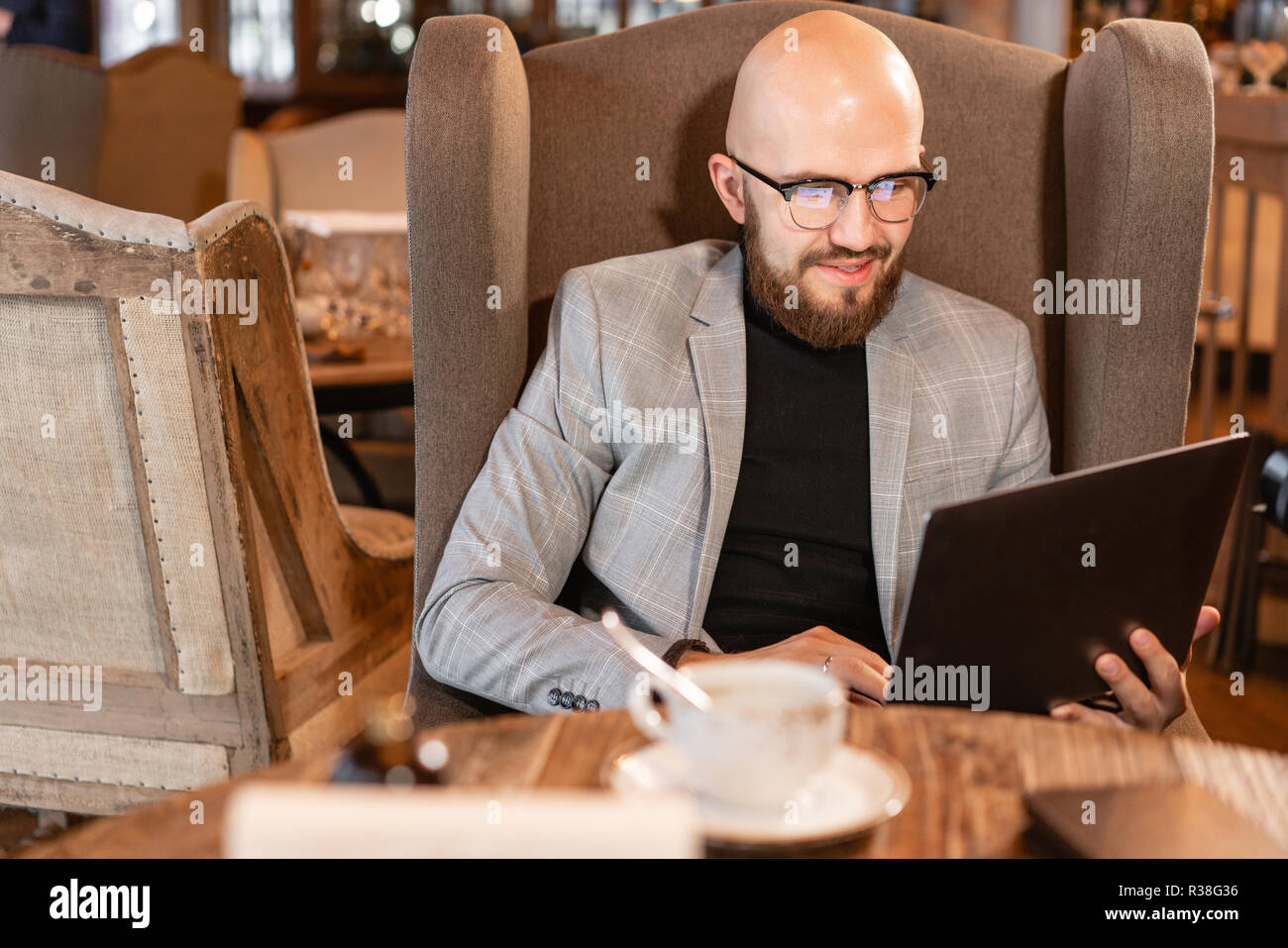 Eingabe von Text über die Tastatur, chatten. Junge Mann führt einen ...