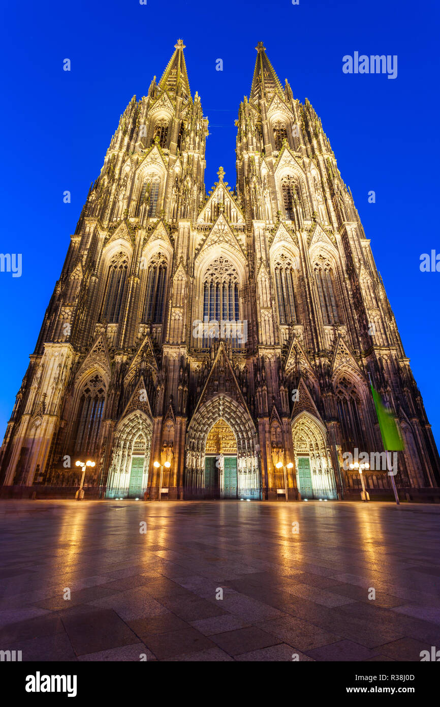 Der Kölner Dom ist die größte katholische Kirche in Köln Stadt in ...