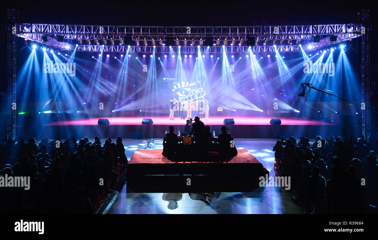 Musical musical crowd zeigen -Fotos und -Bildmaterial in hoher ...