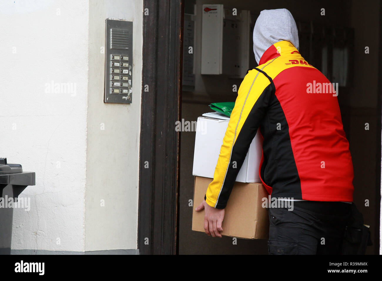 Dhl employee -Fotos und -Bildmaterial in hoher Auflösung – Alamy