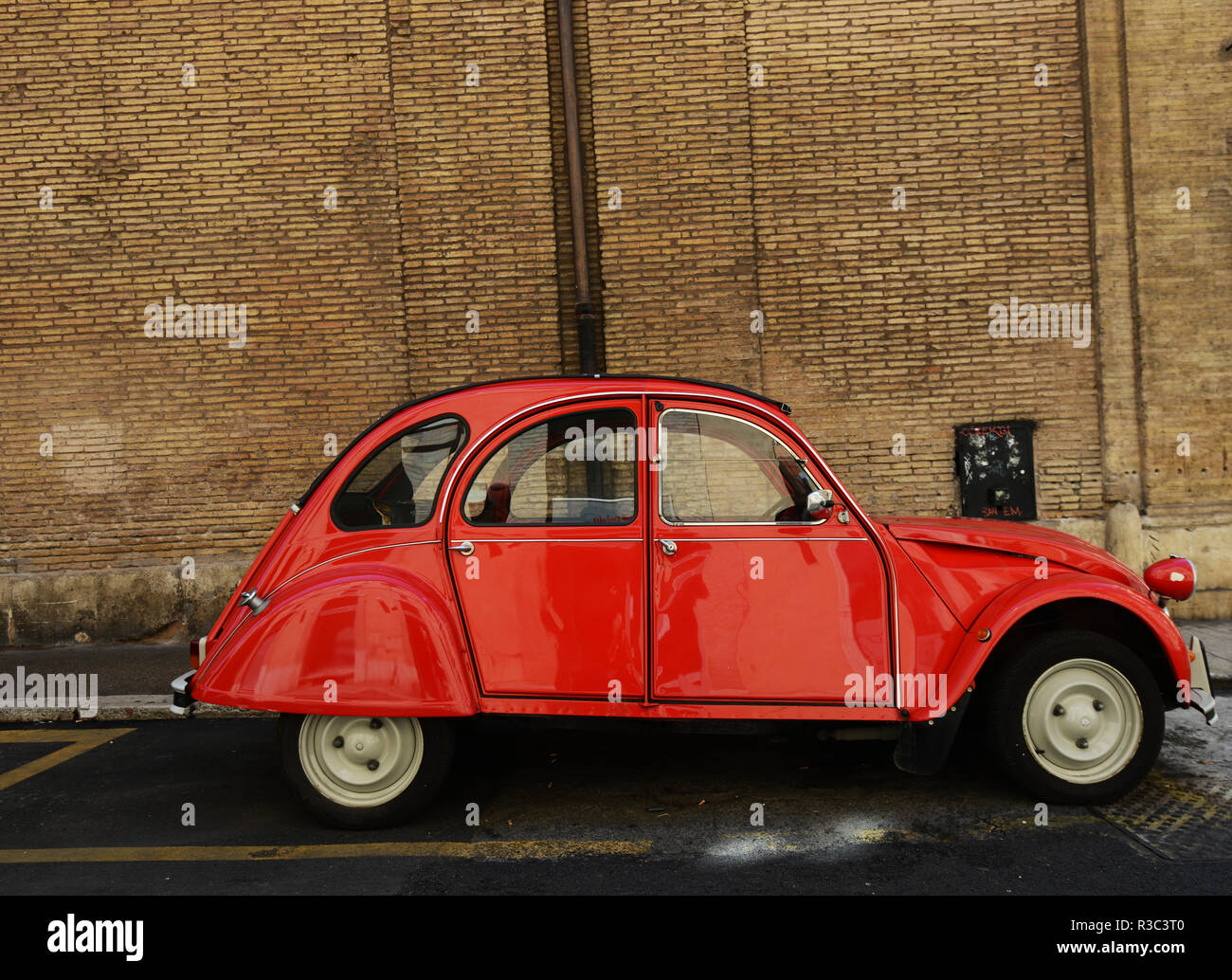 A red citroen 2cv -Fotos und -Bildmaterial in hoher Auflösung – Alamy