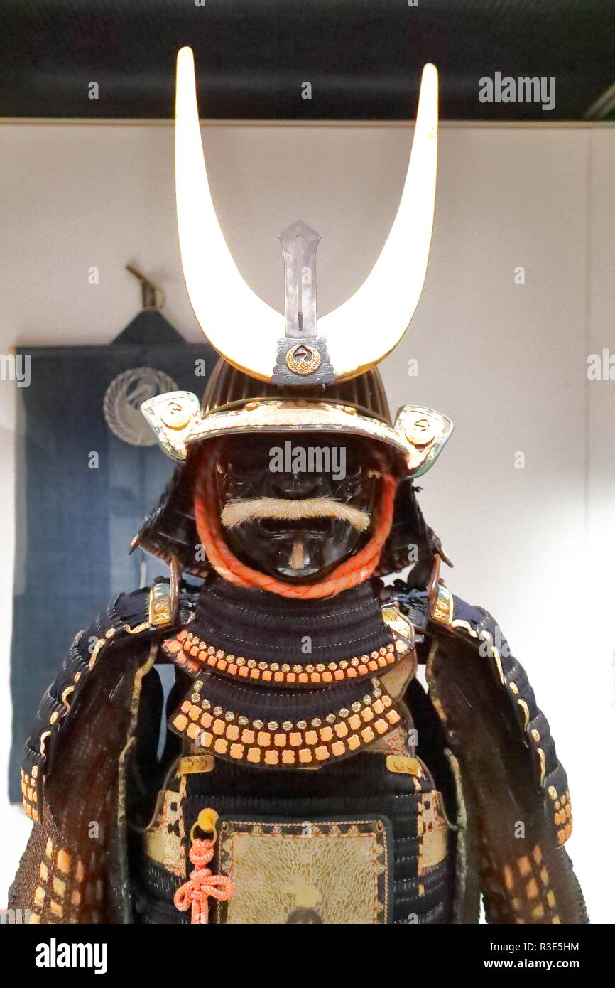 Japanische Samurai Rüstung und Waffen des British Museum, London, UK ...