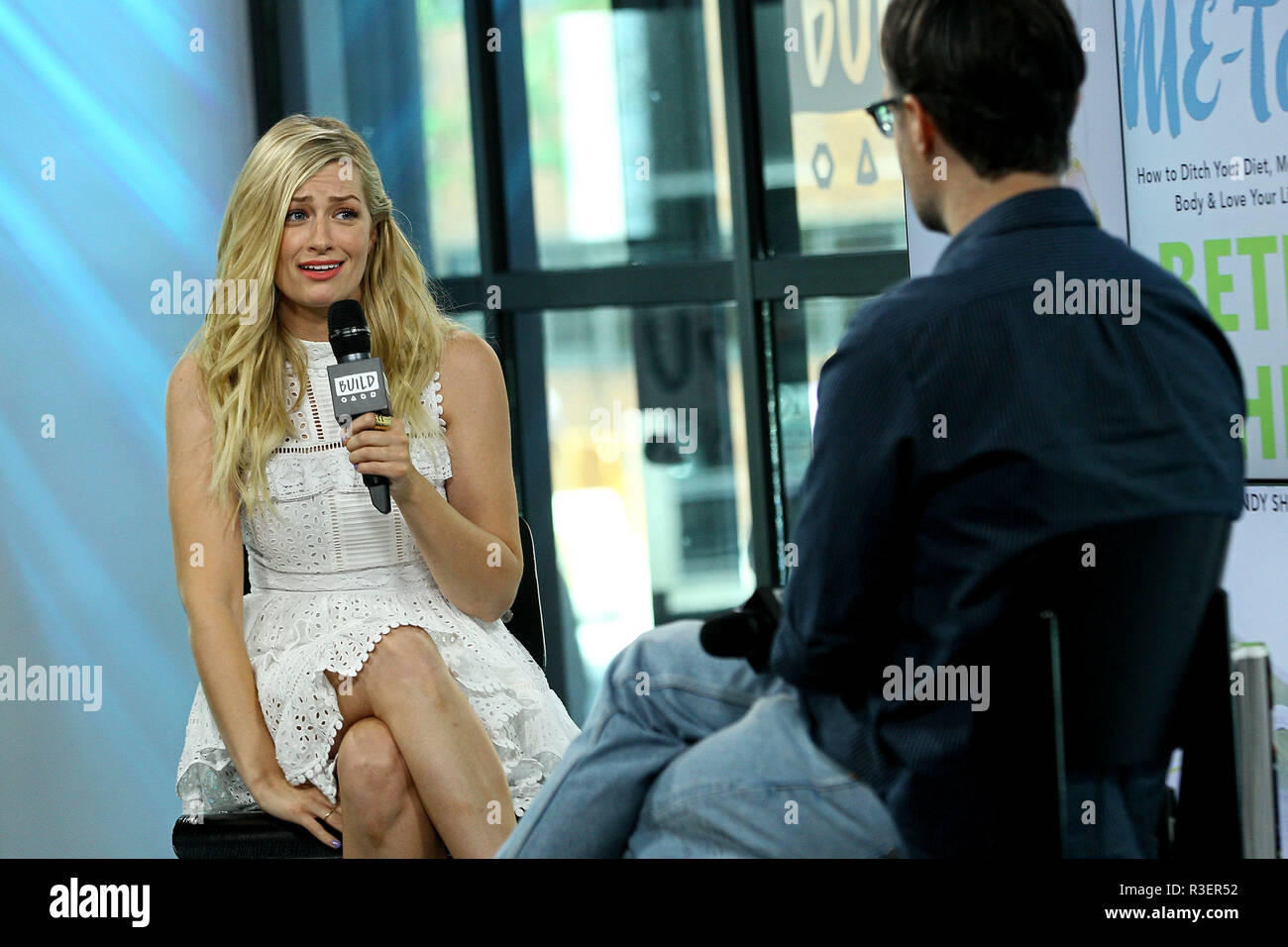 NEW YORK, NY - 03.Mai: Beth Behrs besucht Bauen präsentiert über Ihr ...
