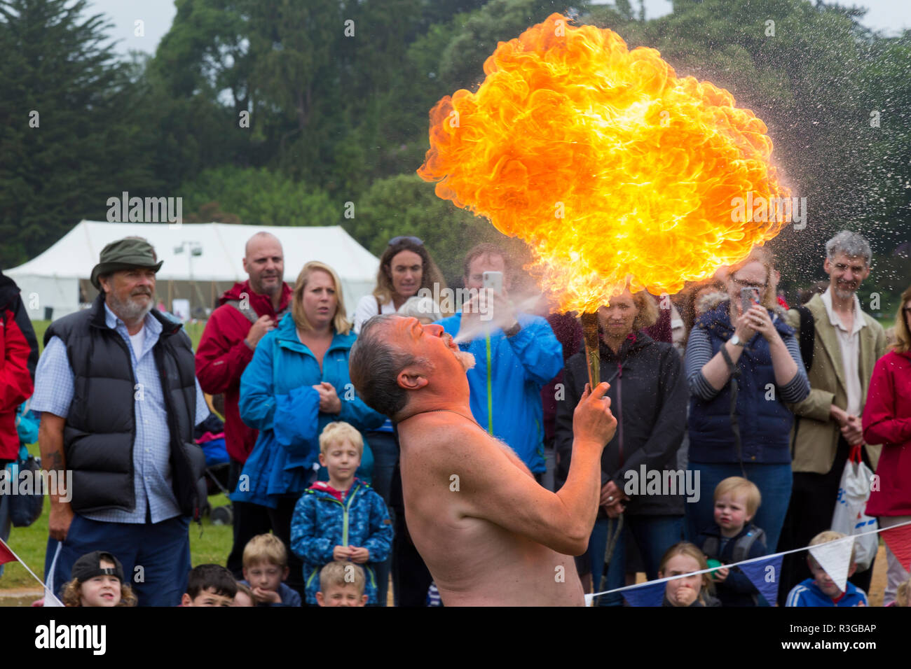 Man eating fire -Fotos und -Bildmaterial in hoher Auflösung – Alamy
