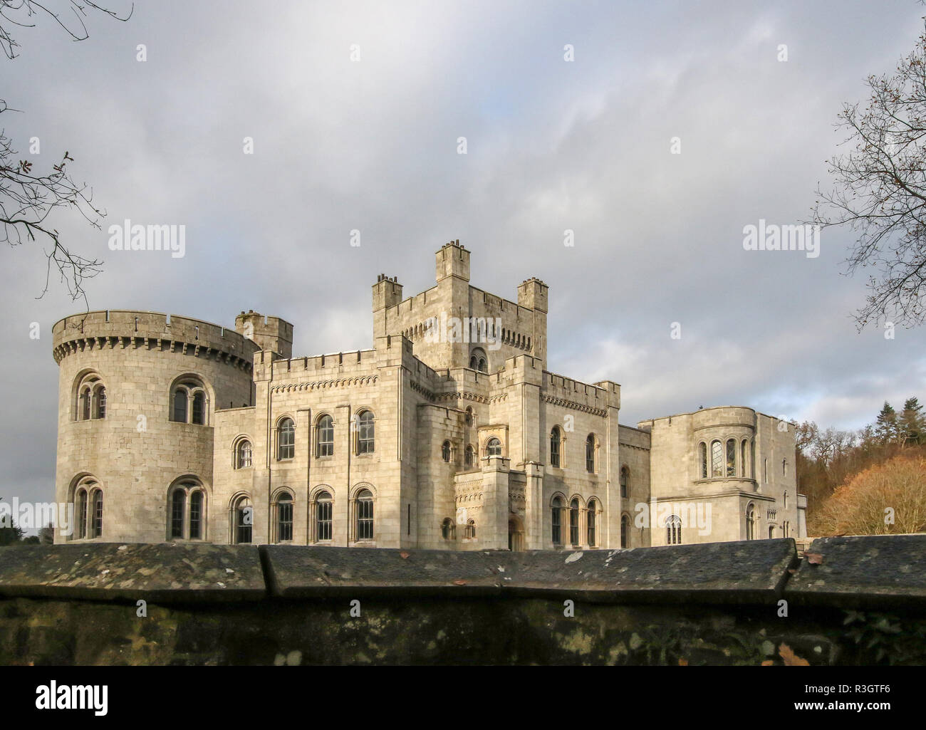 Norman revival style schloss -Fotos und -Bildmaterial in hoher ...