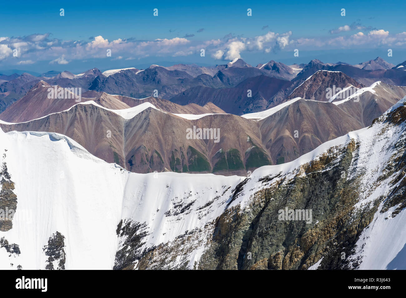 Luftaufnahme über den zentralen Tian Shan Gebirge, Grenze zwischen ...
