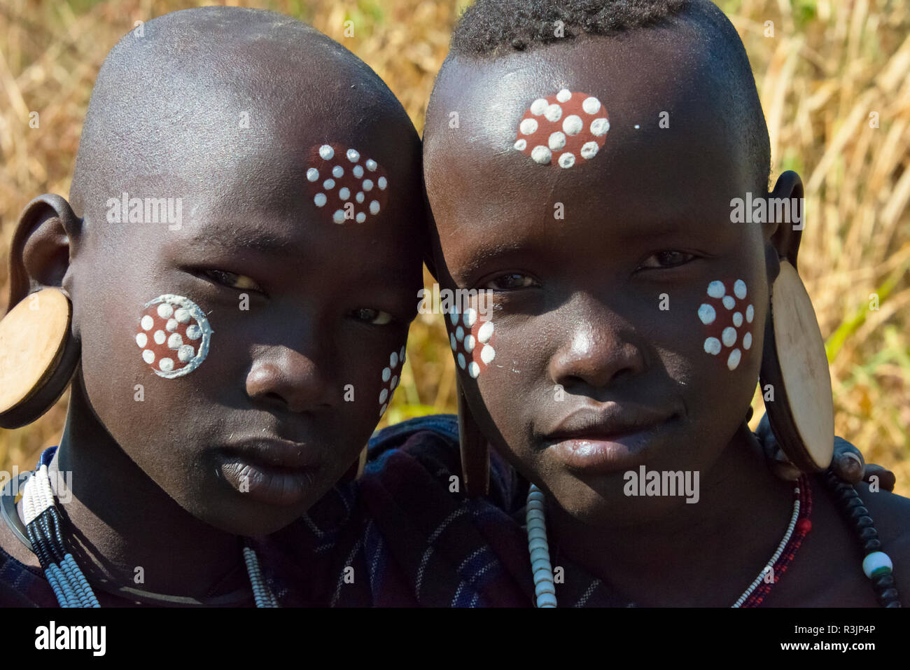 Mursi Tribe People In Traditional Stockfotos & Mursi Tribe People In ...