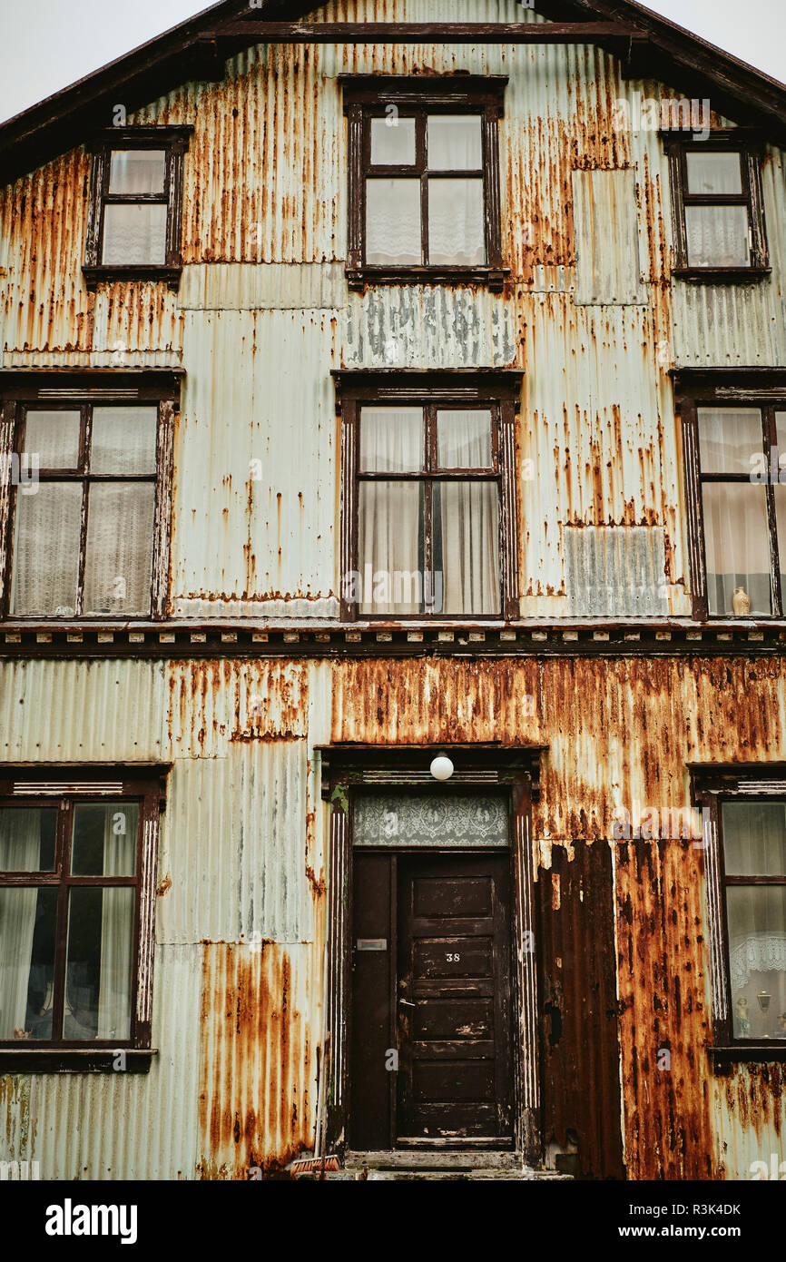 Ein Wellblech Fassade, die Anzeichen von Rost in Island Stockfotografie ...