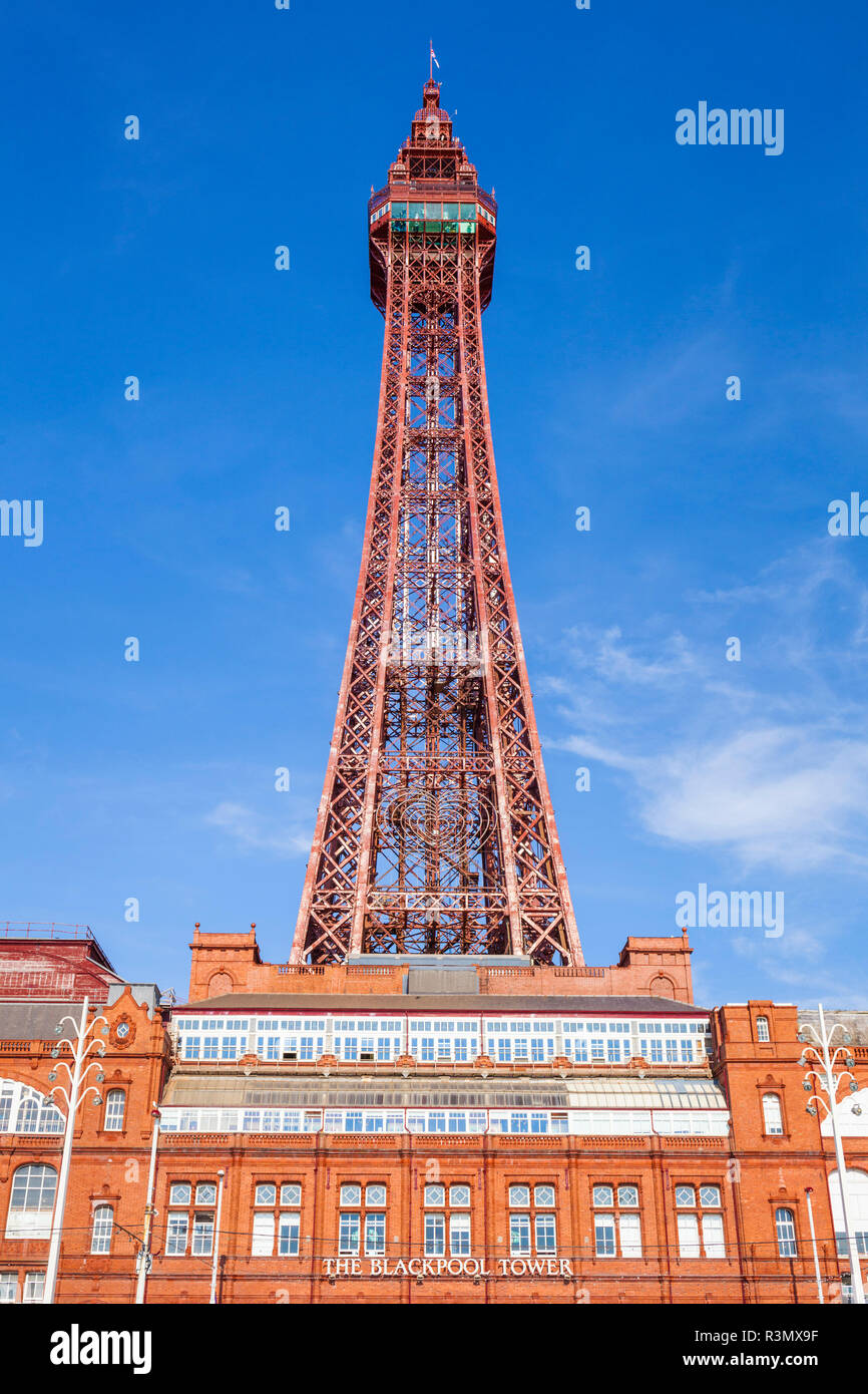 Blackpool Tower und Tower Ballsaal Gebäude an der Strandpromenade ...