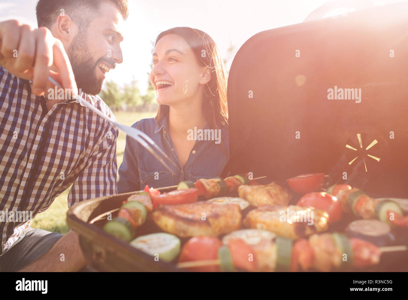 Paar beim grillen -Fotos und -Bildmaterial in hoher Auflösung – Alamy