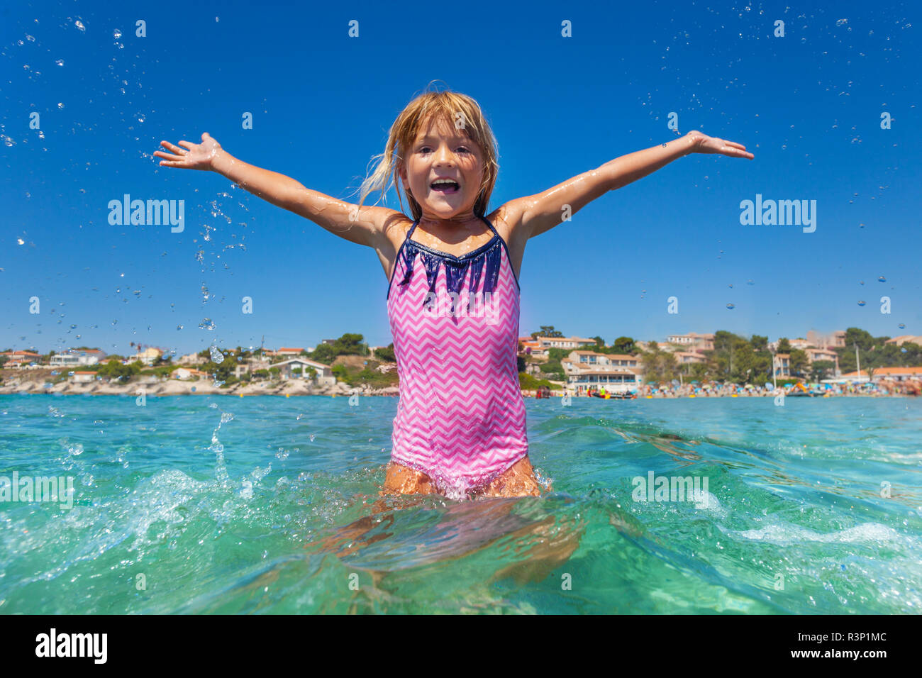 Kleines mädchen bikini strand -Fotos und -Bildmaterial in hoher ...