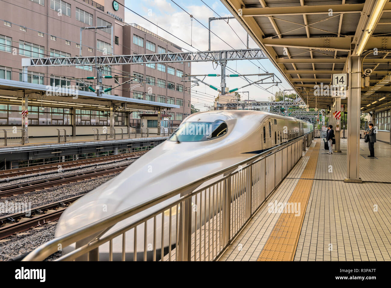 Japanese shinkansen bullet trains -Fotos und -Bildmaterial in hoher ...