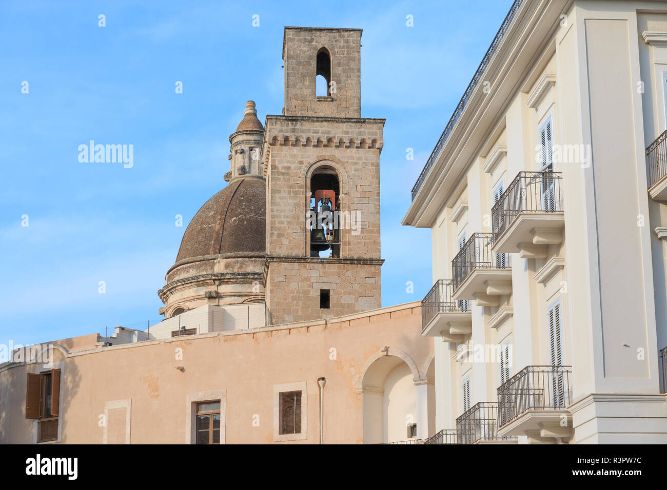 Italien, Provinz Bari, Apulien, Monopoli. Glockenturm der Kirche ...