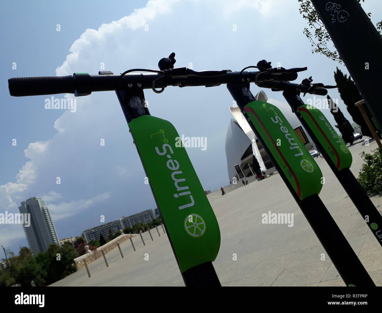 Elektrorollstuhl roller roller -Fotos und -Bildmaterial in hoher ...