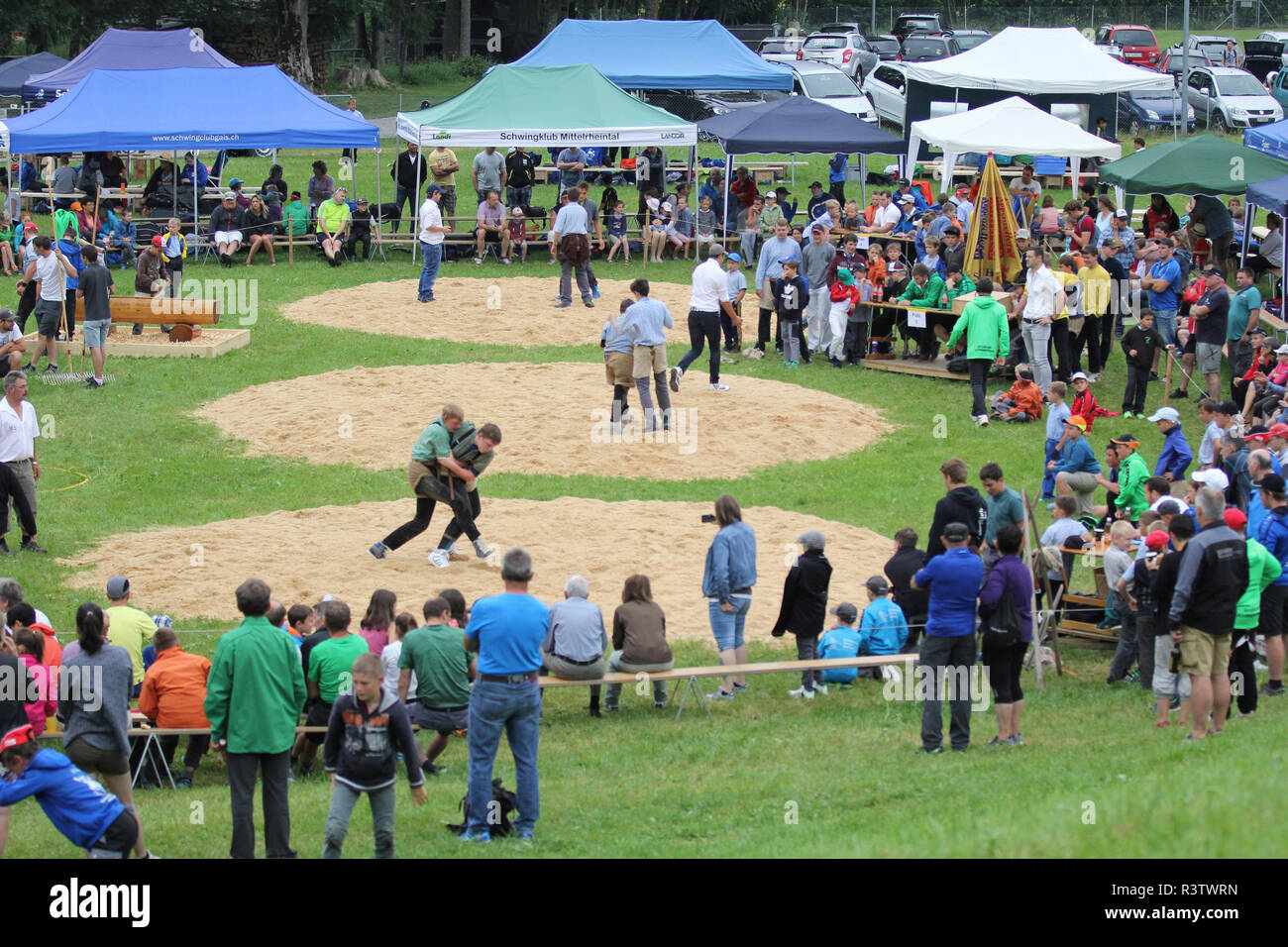 Drei Sand Arenas in Jakobsbad, Schweiz, Schweizer Jugend wringen ...