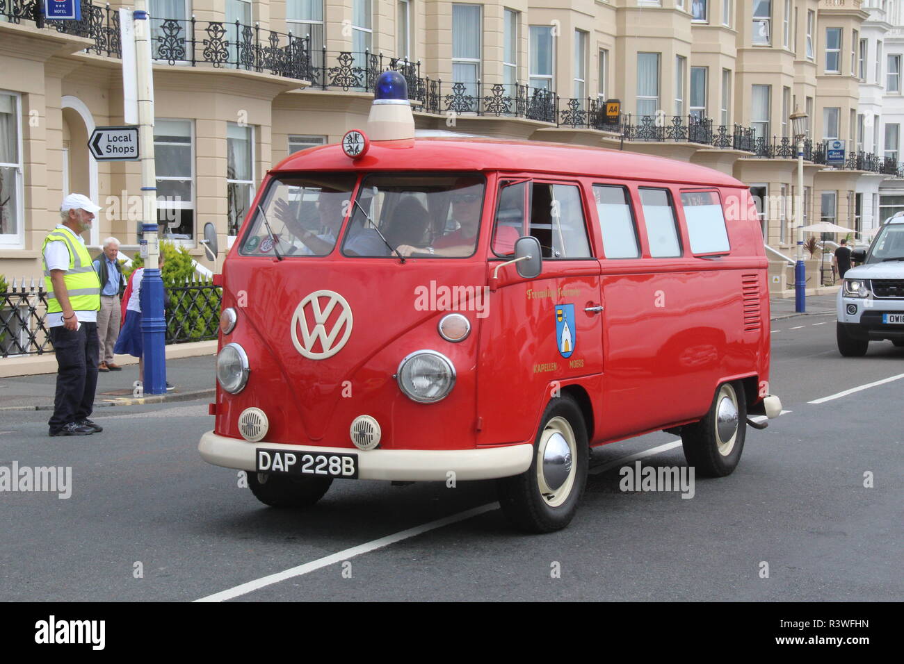 Ein Roter VW VOLKSWAGEN CAMPER BUS ROT DEUTSCHE FEUERWEHR LIVERY IM ...