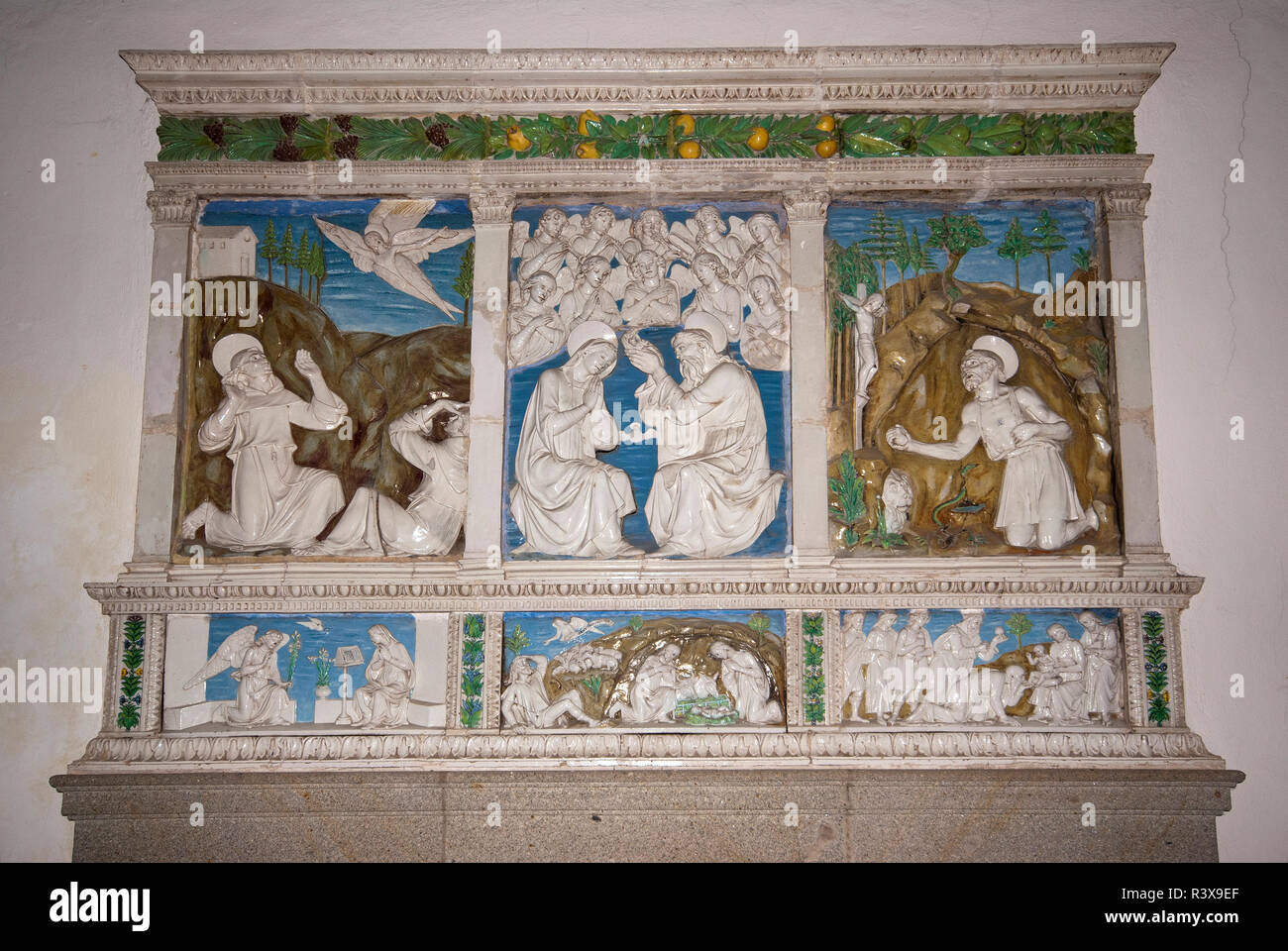 Triptychon terrakotta Skulptur von Andrea Della Robbia (1435-1525) in der Pfarrkirche der ...