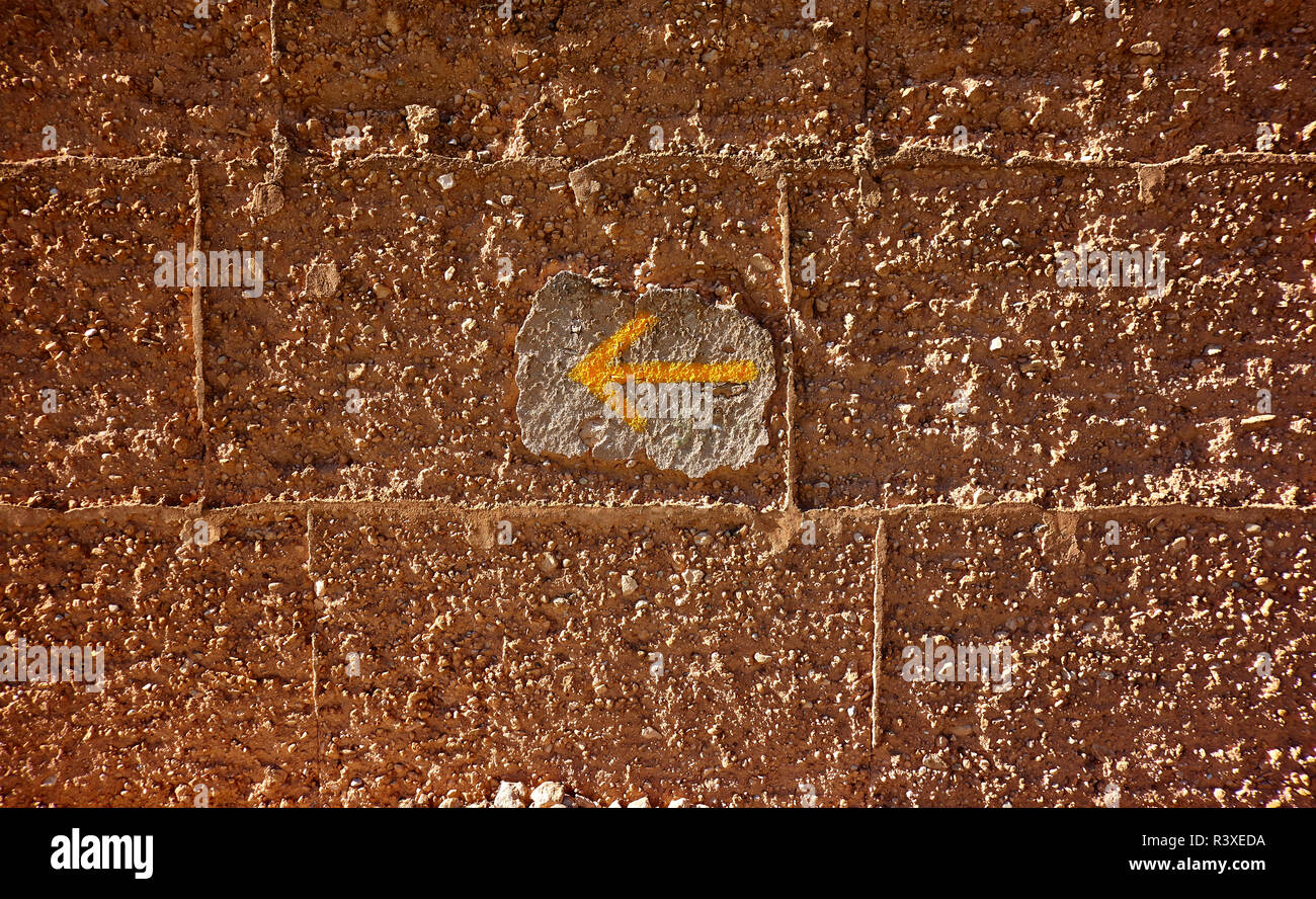 Gelber Pfeil Zeichen des Camino de Santiago Jakobsweg Pilger in Adobe ...