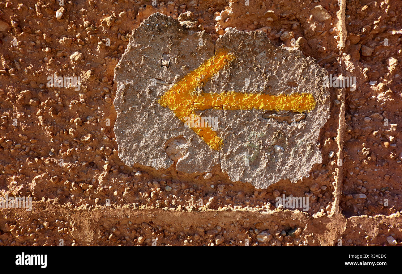 Gelber Pfeil Zeichen des Camino de Santiago Jakobsweg Pilger in Adobe ...