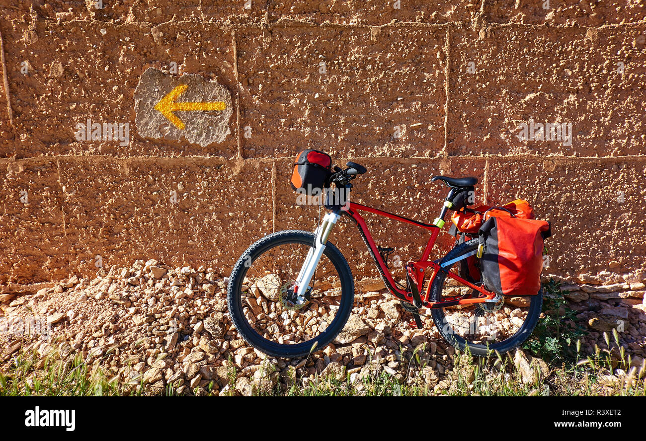 Gelber Pfeil Zeichen und Fahrrad von Camino de Santiago Jakobsweg ...