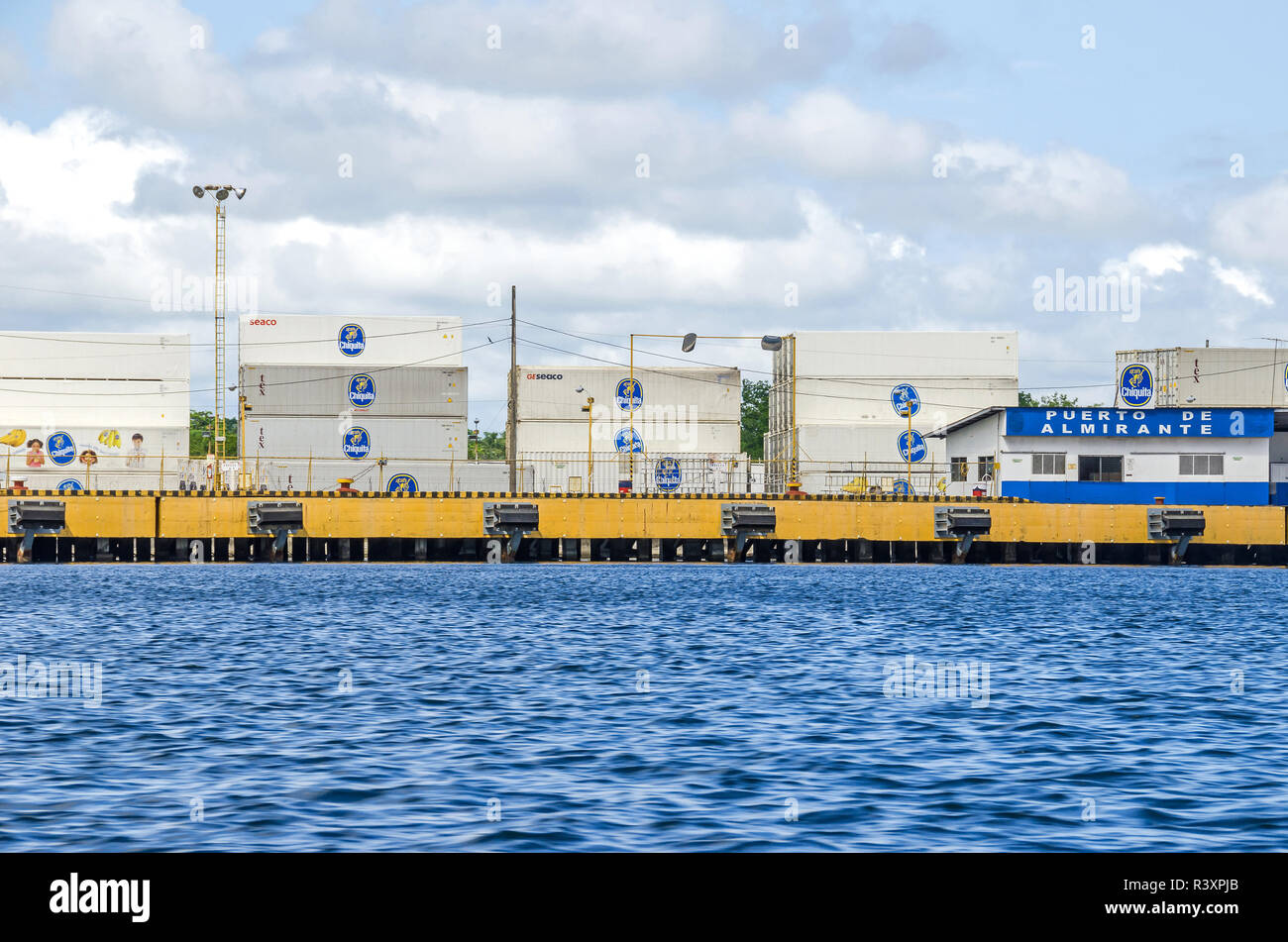 Almirante, Panama - 1. November 2017: Container von Chiquita, einem ...