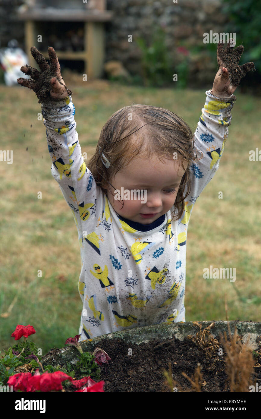 Kinder graben im dreck Stockfotos und -bilder Kaufen - Alamy