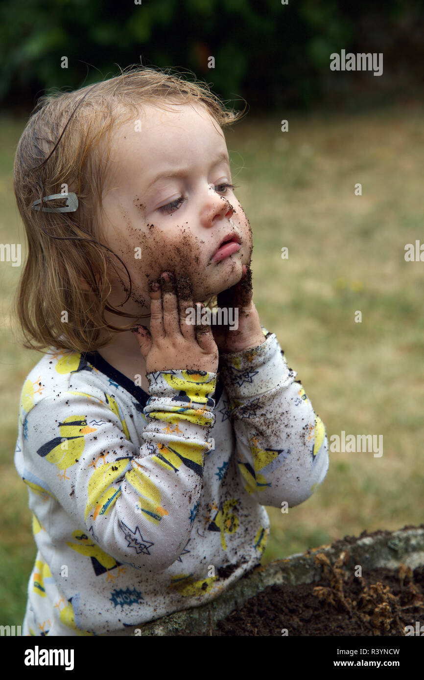 Kinder spielen im dreck -Fotos und -Bildmaterial in hoher Auflösung – Alamy