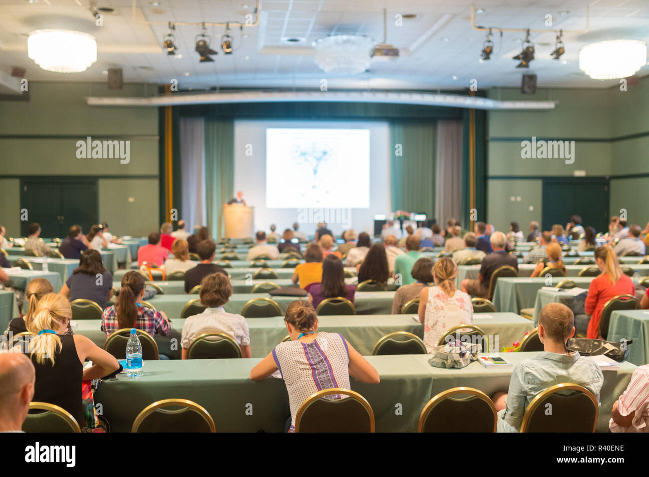 Mit dem publikum im saal -Fotos und -Bildmaterial in hoher Auflösung – Alamy