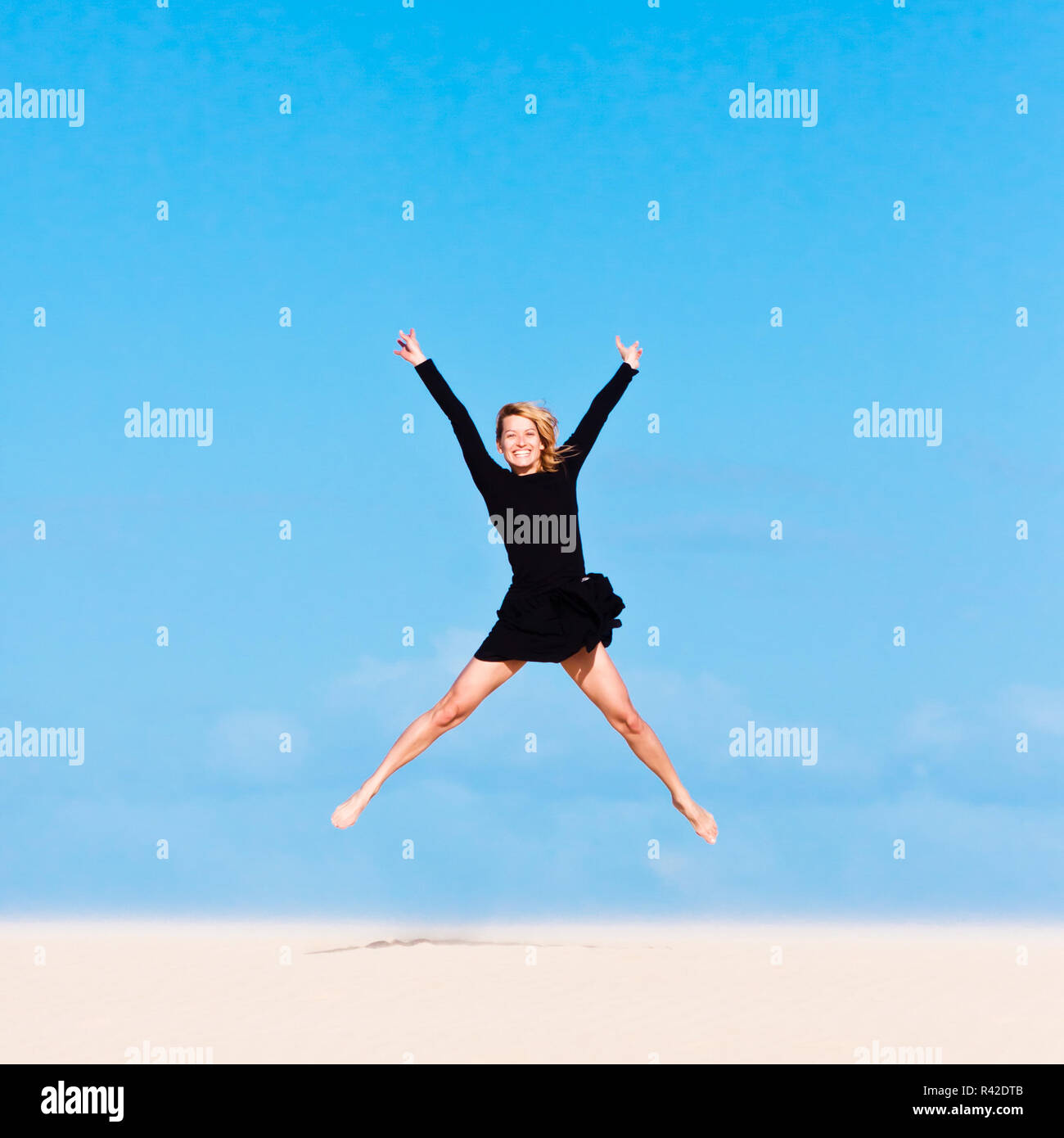 Girl skipping in air -Fotos und -Bildmaterial in hoher Auflösung – Alamy