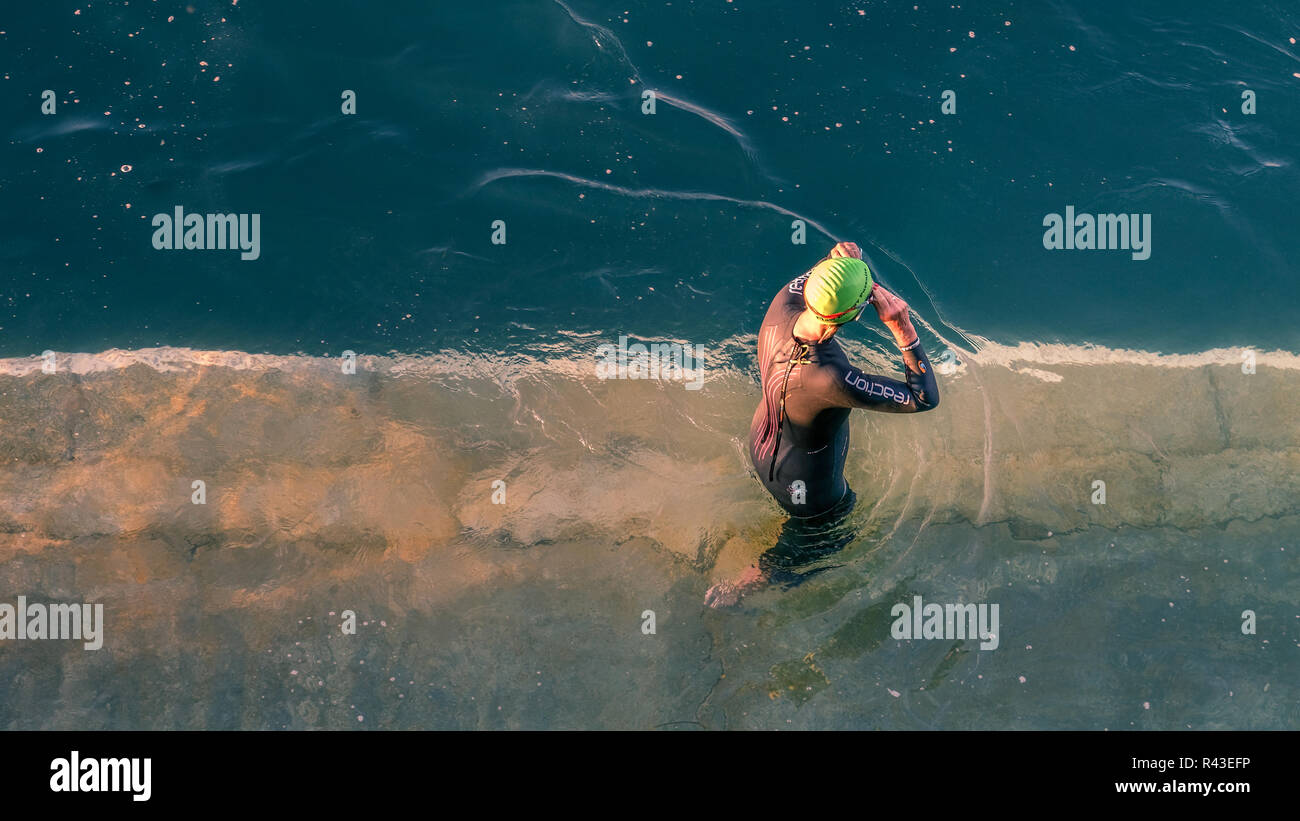 Schwimmerin von oben -Fotos und -Bildmaterial in hoher Auflösung – Alamy