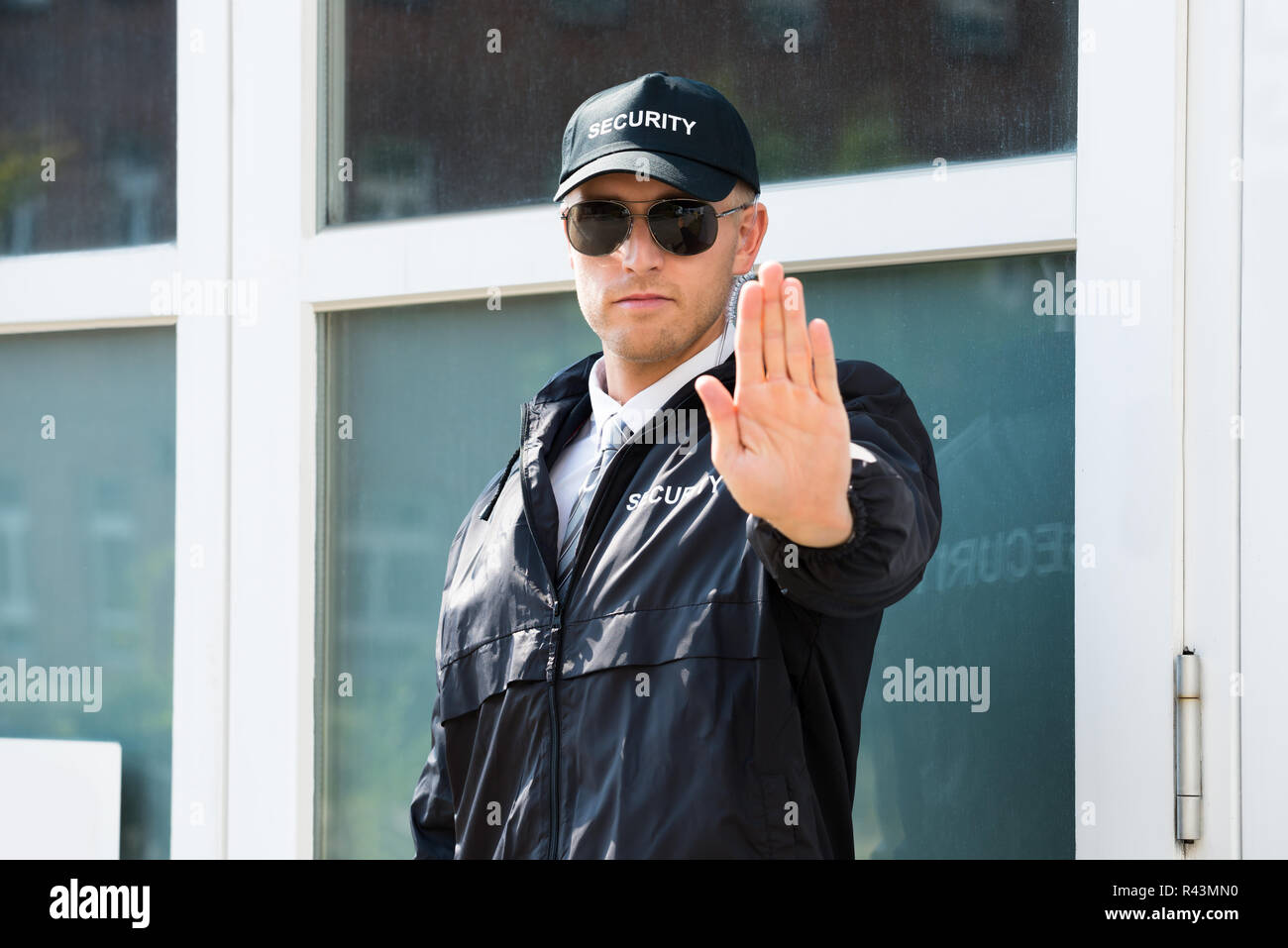 Police officer policeman stop hand -Fotos und -Bildmaterial in hoher ...