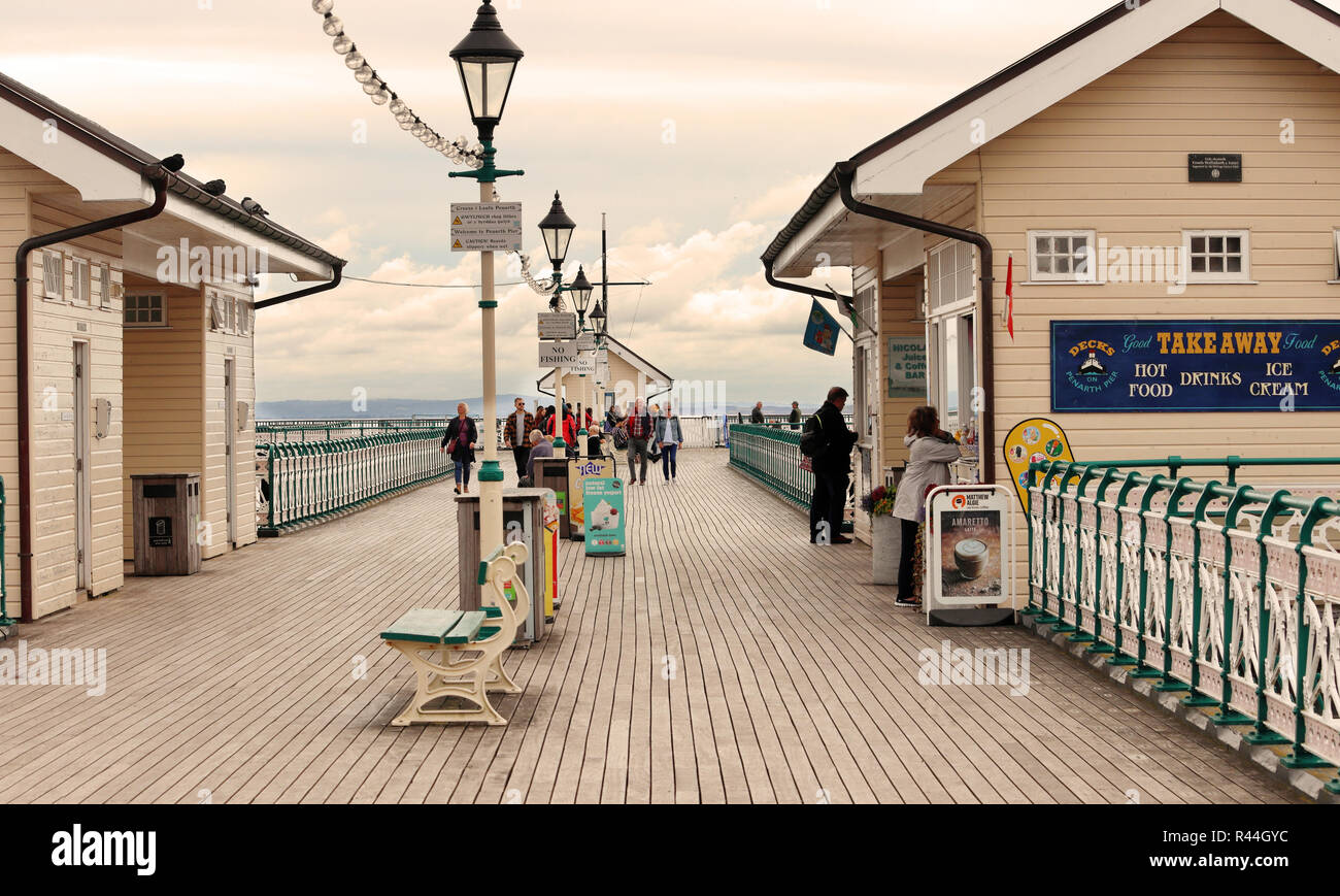 Penarth pier bench seat -Fotos und -Bildmaterial in hoher Auflösung – Alamy