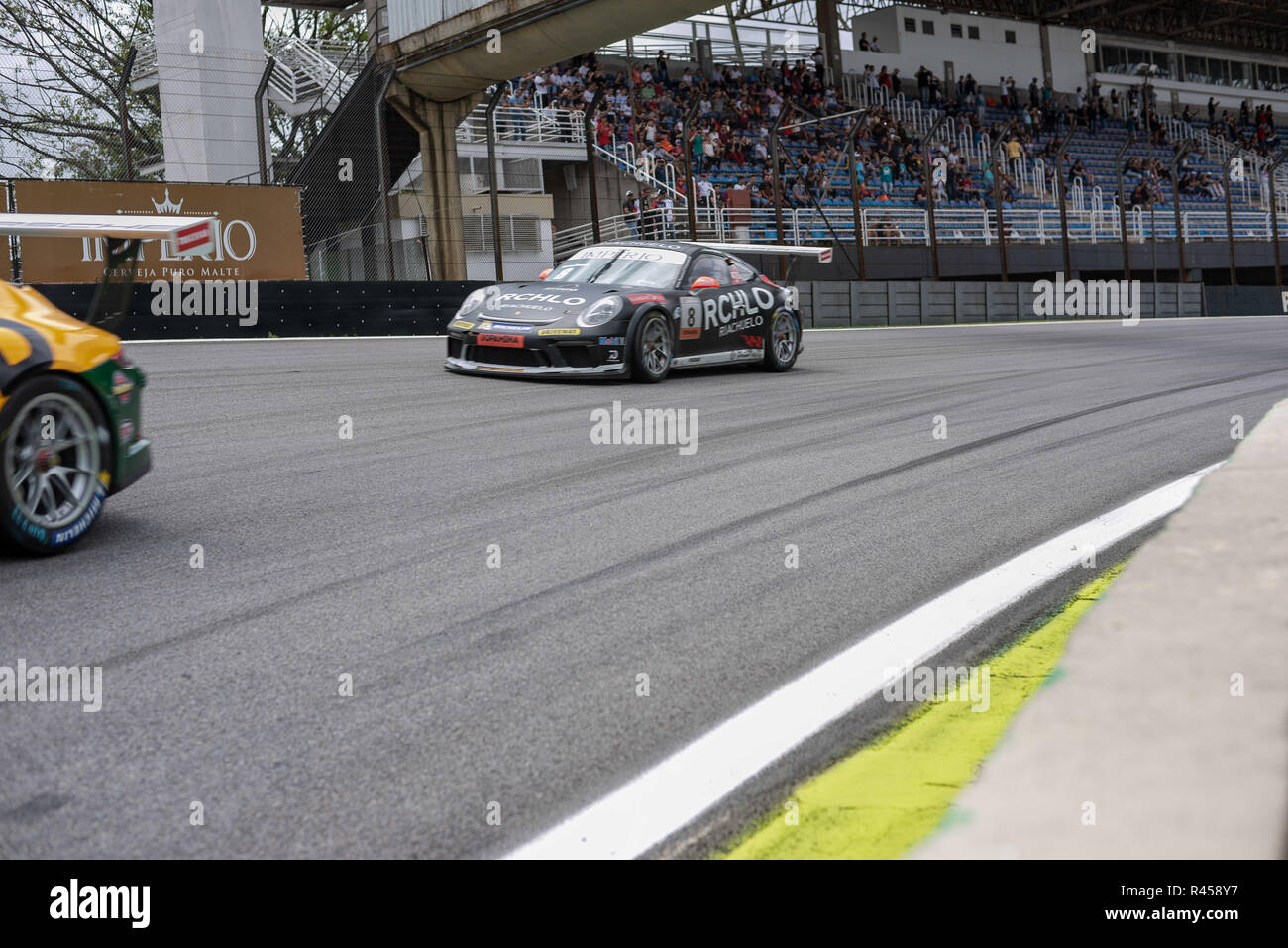 SÃO PAULO, SP - 01.01.2014: PORSCHE GT3 Cup IMPÉRIO PROVA - mit einer Menge von 10.000 ...