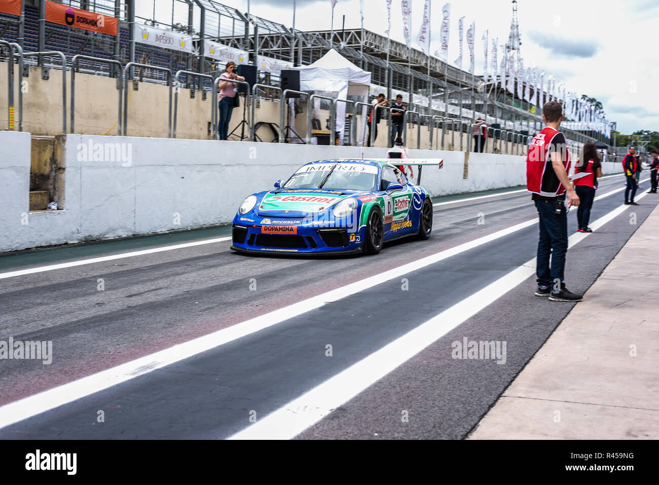 SÃO PAULO, SP - 01.01.2014: PORSCHE GT3 Cup IMPÉRIO PROVA - mit einer Menge von 10.000 ...