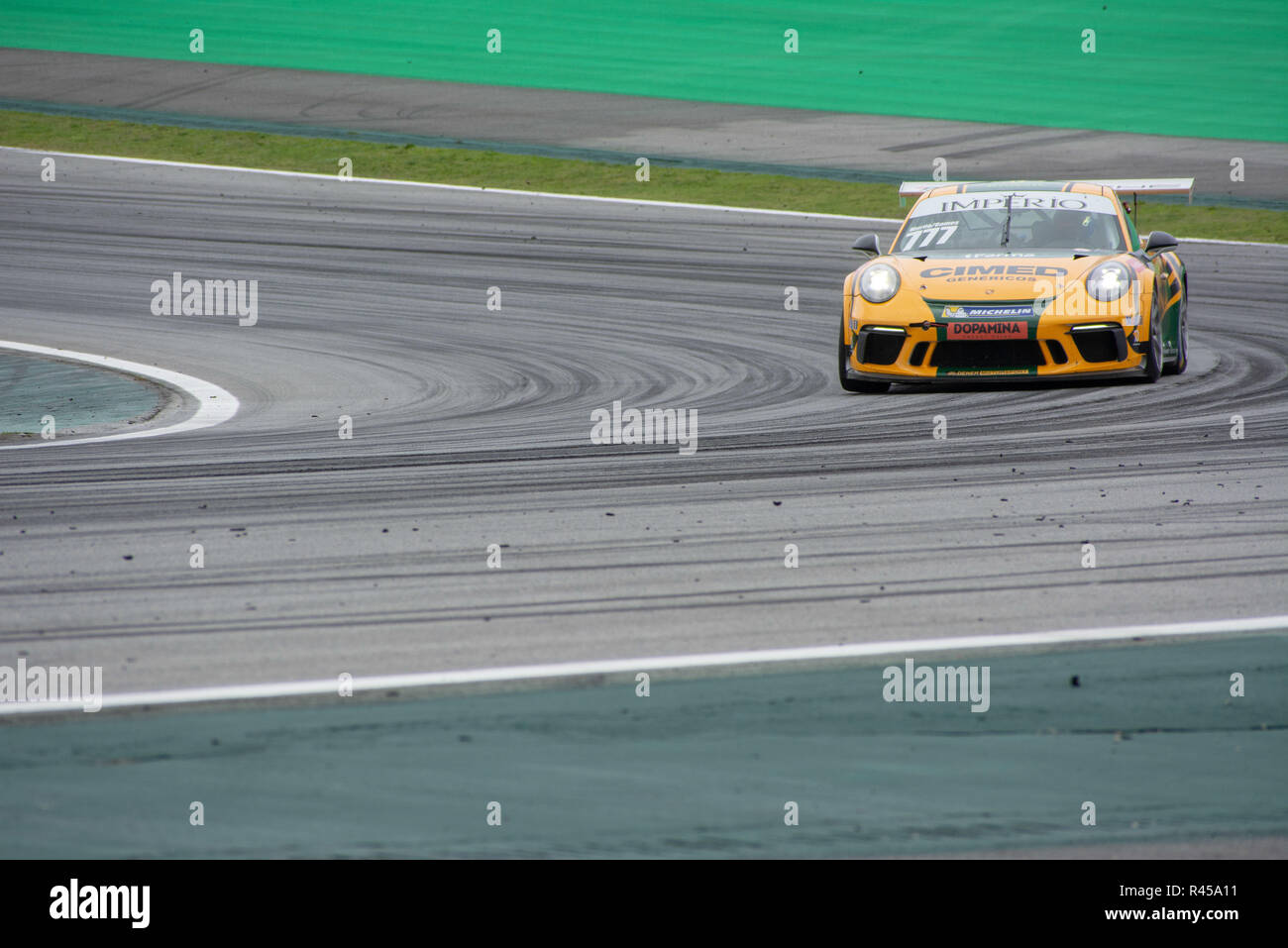 SÃO PAULO, SP - 24.11.2018: PORSCHE GT3 Cup IMPÉRIO PROVA - mit einer Menge von 10.000 ...