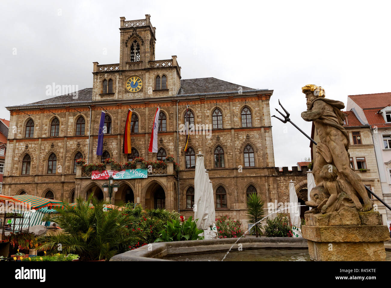 Das Rathaus in Weimar mit dem Neptunbrunnen Stockfotografie - Alamy