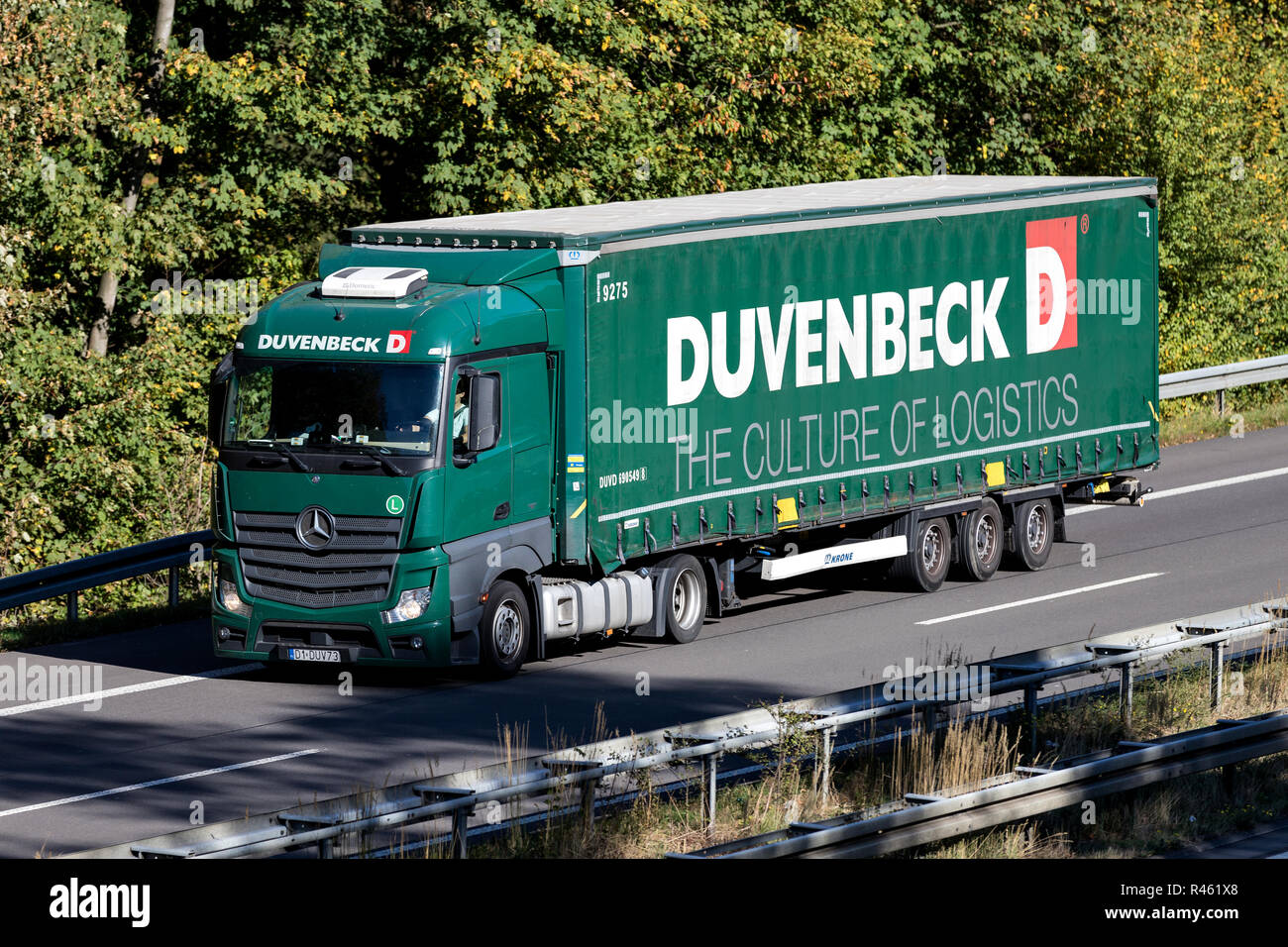 Duvenbeck Lkw auf der Autobahn. Duvenbeck Gruppe ist eine international ...