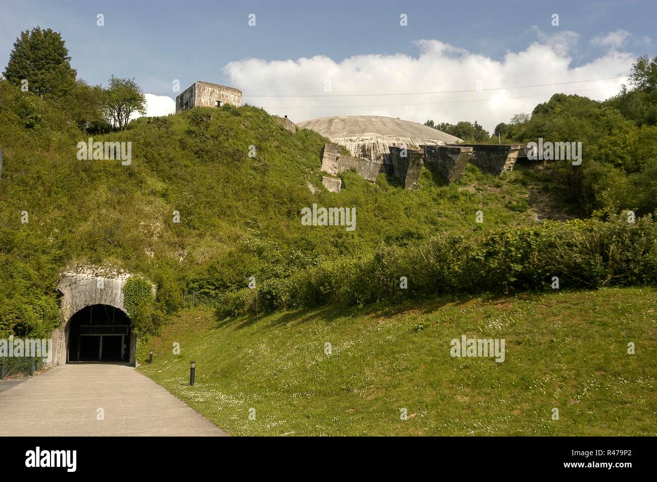 Der Haupteingang zum La Coupole unterirdische Betonbunker in einen ...