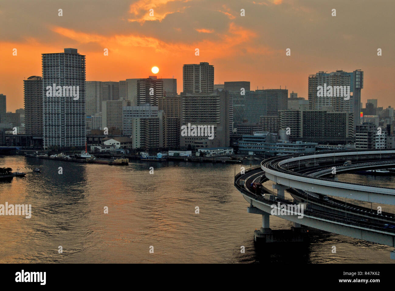Japan, Tokio: Sonnenuntergang hinter den Hochhaeusern im Viertel Odaiba ...