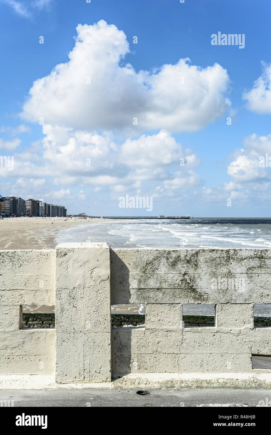 Strand, Promenade und Seebrücke/Pier an der Nordsee in Blankenberge ...