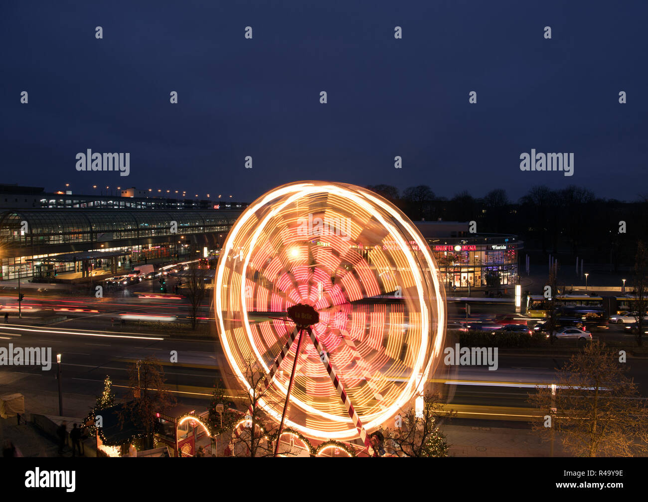 Berlin, Deutschland. 26 Nov, 2018. Ein beleuchtetes Riesenrad dreht ...