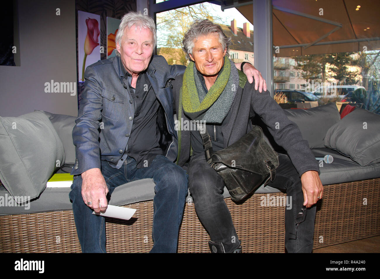 Folker Bohnet mit Alexander Alexy, Sprechen im Kult Eiscafé, Hamburg ...