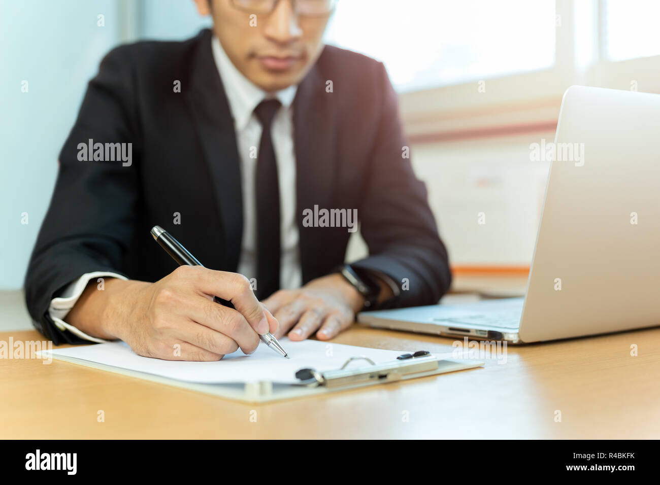 Unterschreibe Den Vertrag Stockfotos und -bilder Kaufen - Alamy