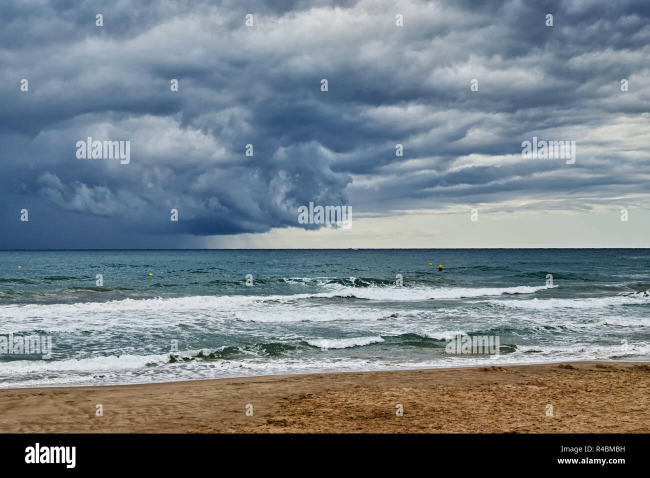 Wellen am Strand Stockfotografie - Alamy