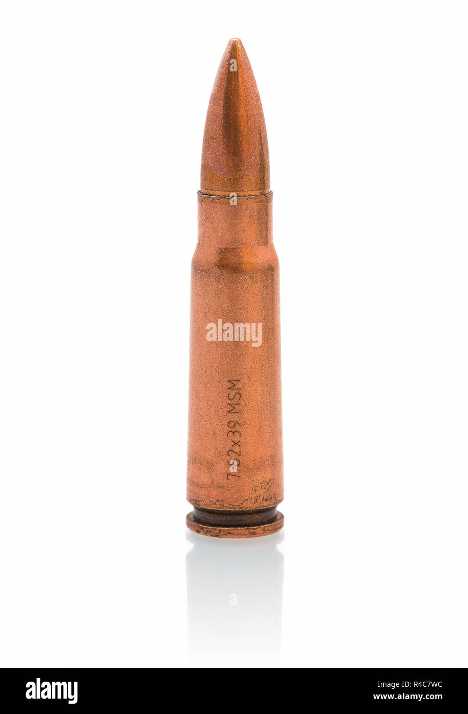 Bullet von 7,62 mm Kaliber auf weißem Hintergrund mit Schatten ...