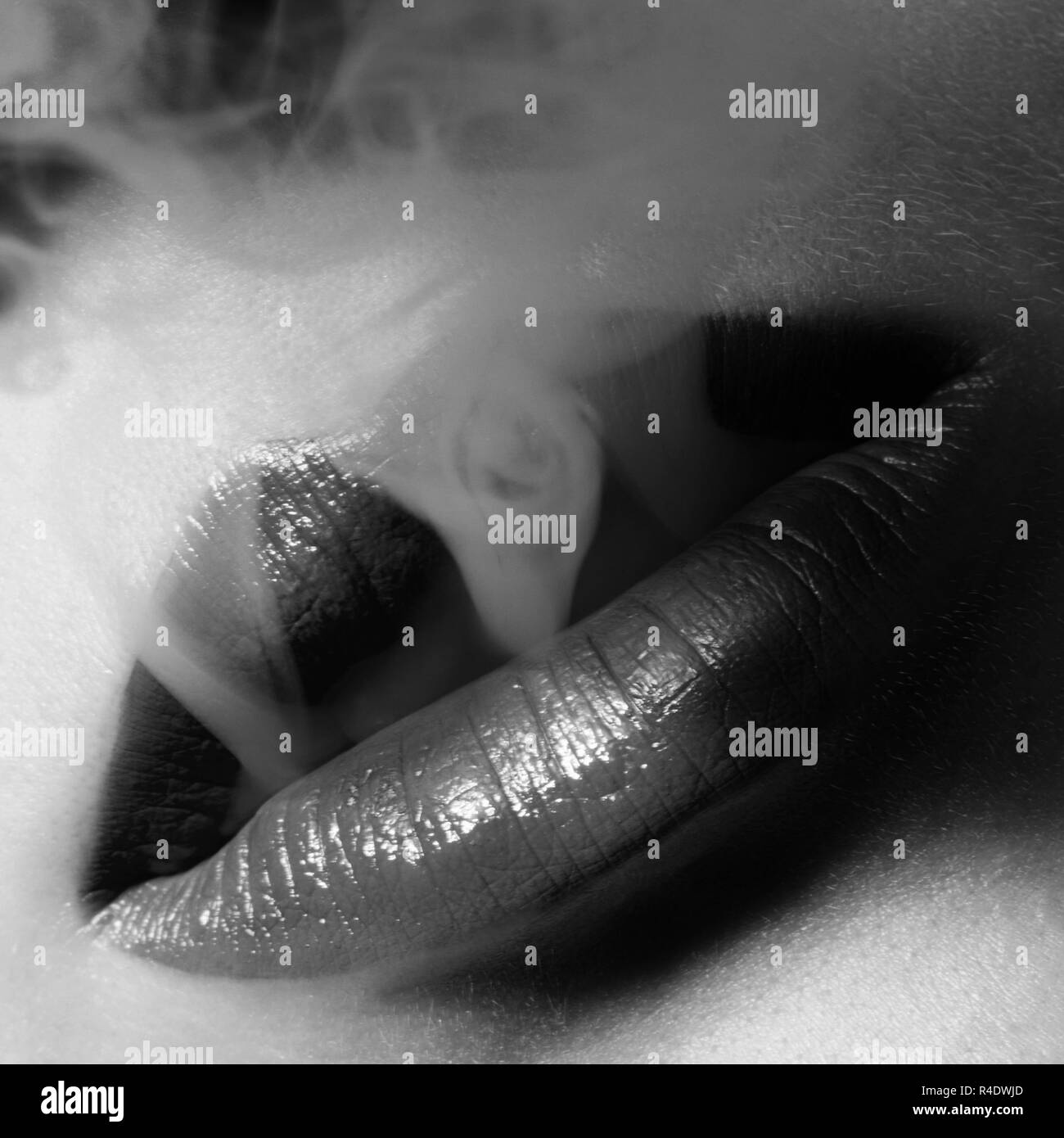 Große rote lippen Schwarzweiß-Stockfotos und -bilder - Alamy